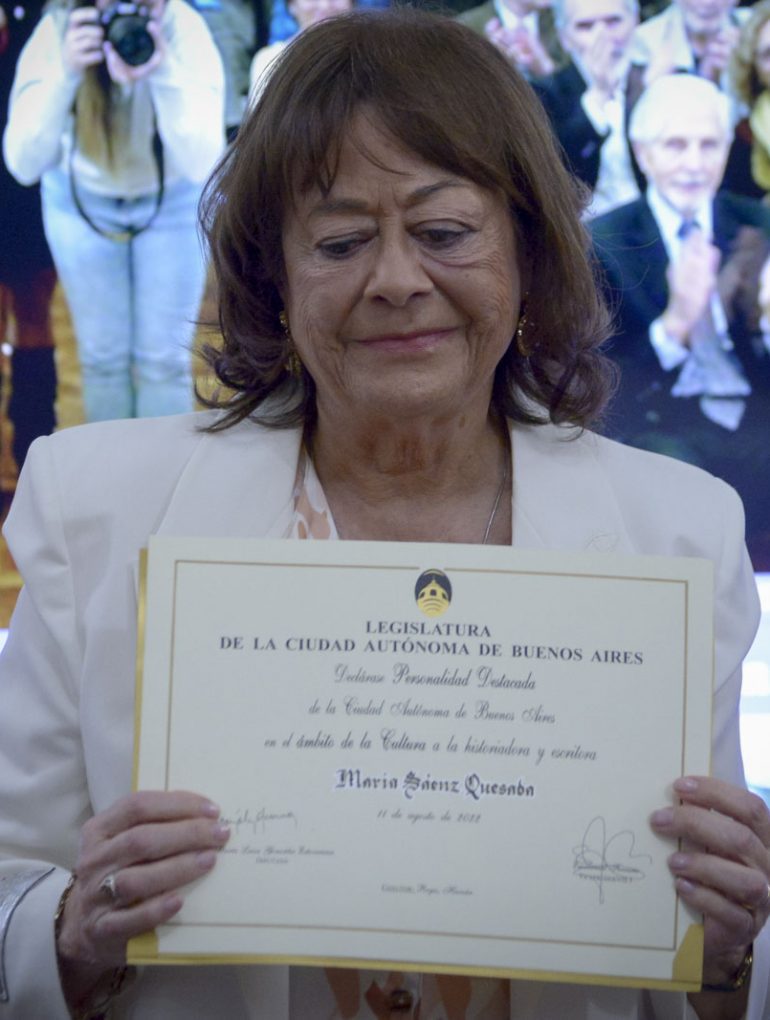 María Sáenz Quesada recibió el diploma que la acredita como ...